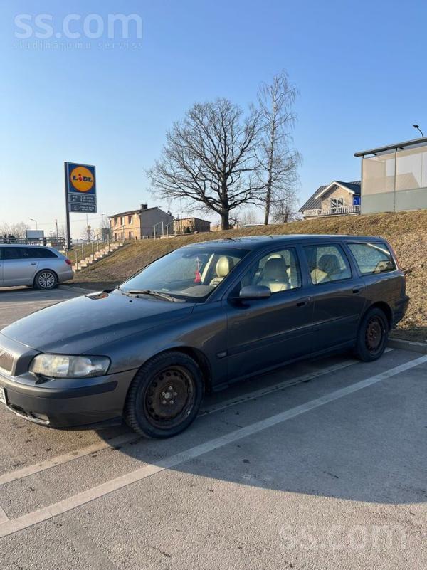 Синий Вольво В70 2004 в Тукумс, объемом двигателя 2.40 л и пробегом 0 тыс. км за 1900 €, фото 1 на AUTOMOTO.COM.LV