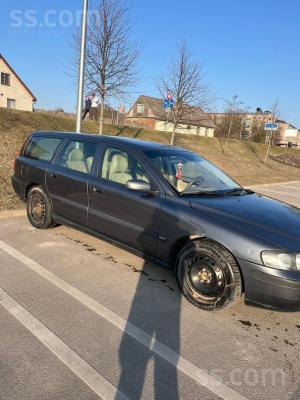 Blue Volvo V70 2004 in Tukums, with an engine capacity of 2.40 L and mileage of 0 thousand km for 1900 €, photo 4 on AUTOMOTO.COM.LV