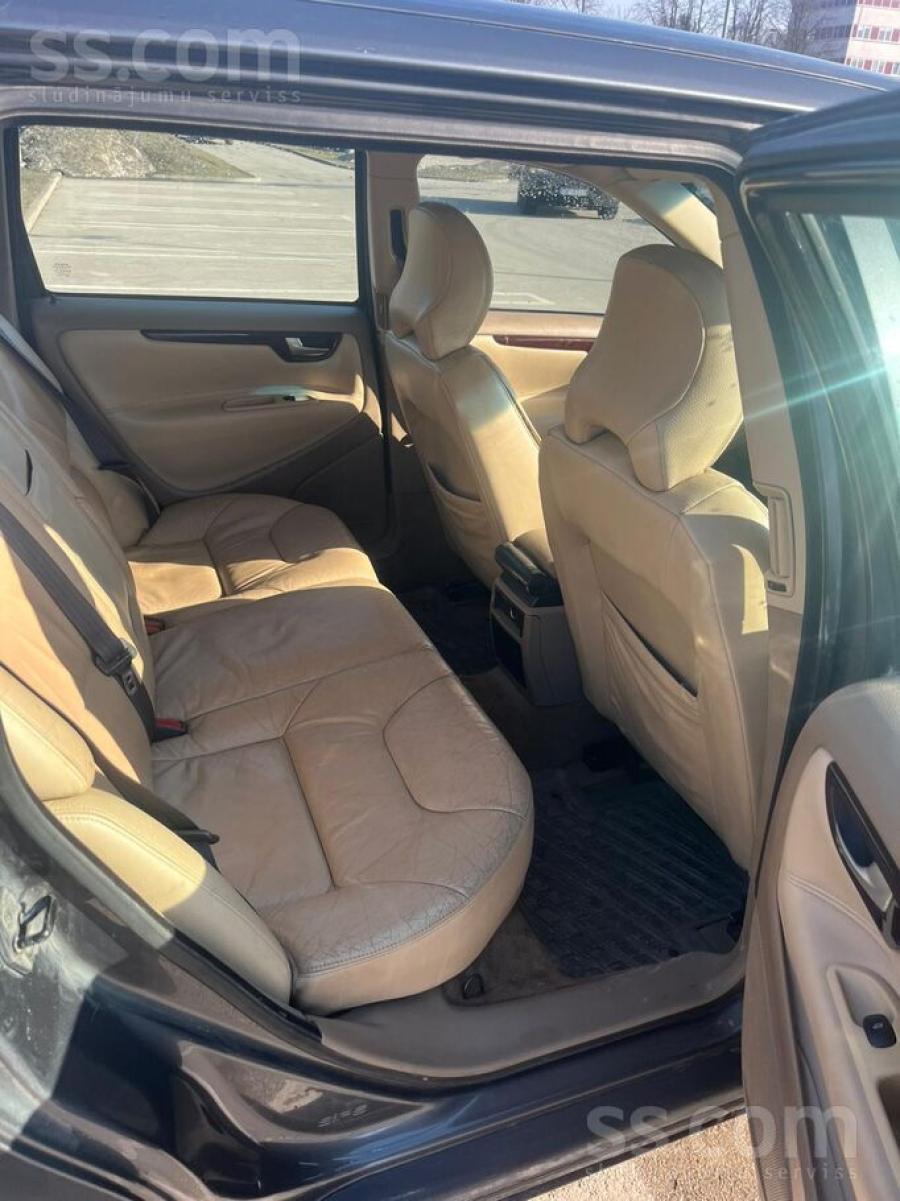 Blue Volvo V70 2004 in Tukums, with an engine capacity of 2.40 L and mileage of 0 thousand km for 1900 €, photo 9 on AUTOMOTO.COM.LV