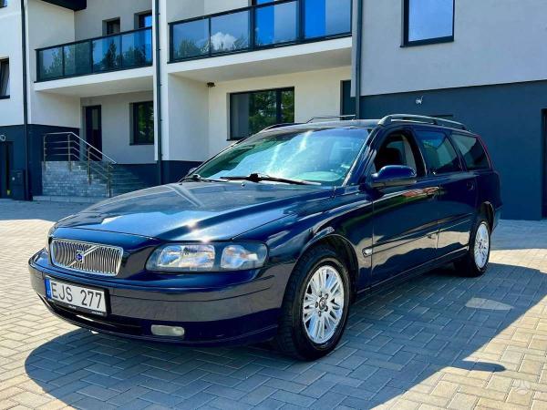 Zils Volvo V70 2004 Panevēža, ar dzinēja tilpumu 2.40 L un nobraukumu 387 tūkst. km par 1400 €, foto 1 vietnē AUTOMOTO.COM.LV