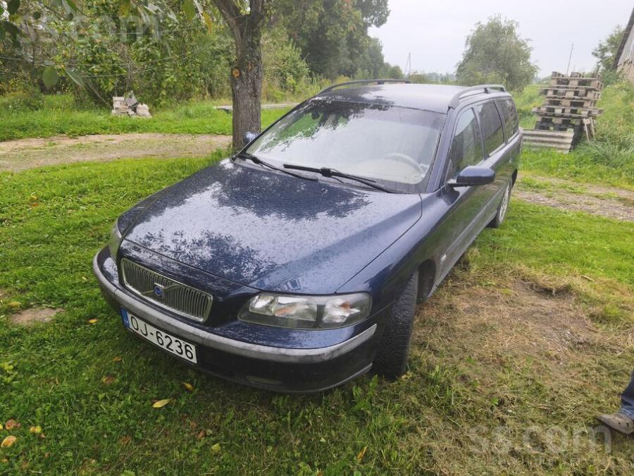 Blue Volvo V70 2004 in Daugavpils, with an engine capacity of 2.40 L and mileage of 337 thousand km for 2100 €, photo 1 on AUTOMOTO.COM.LV