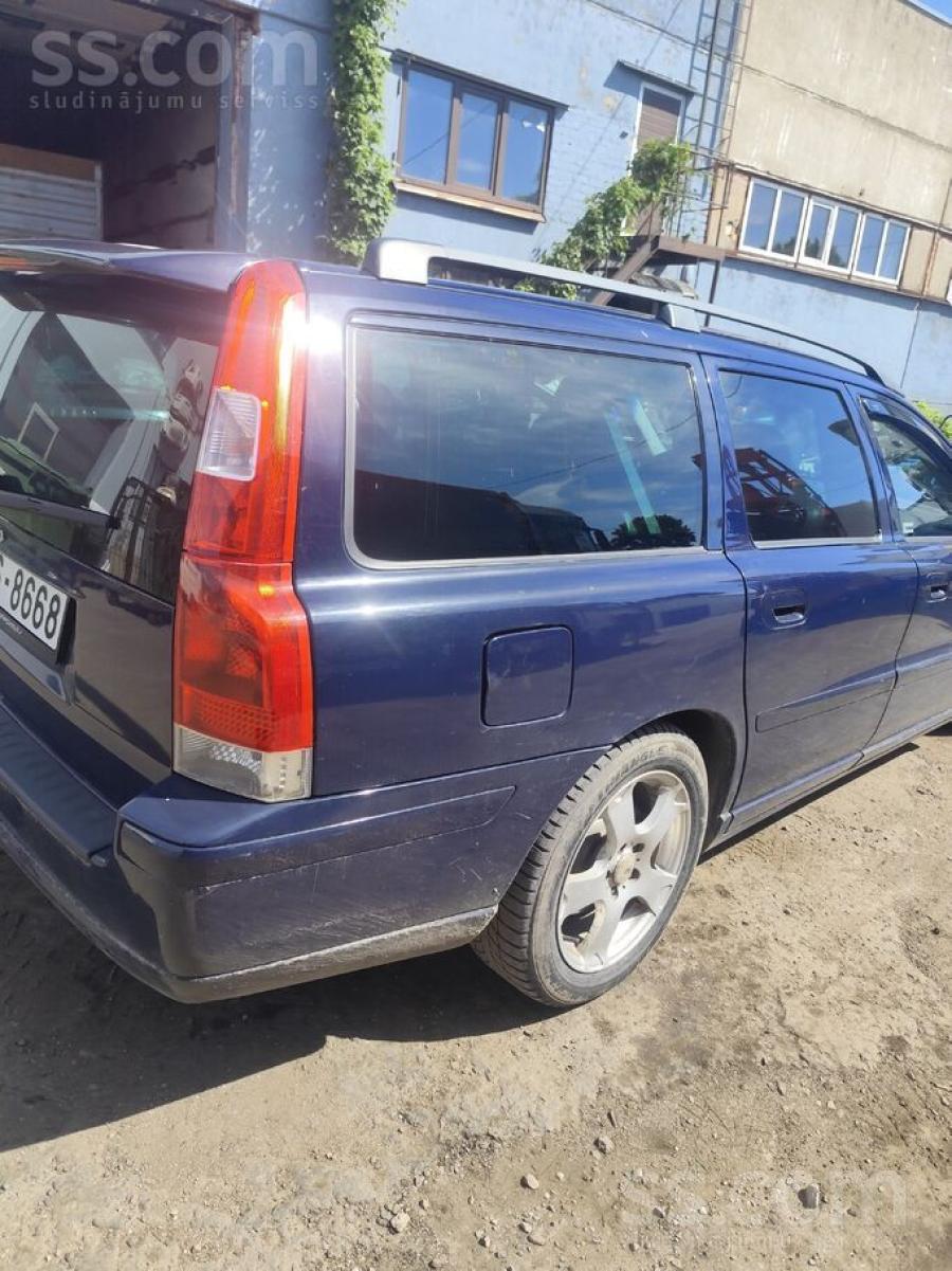 Синий Вольво В70 2004 в Рига, объемом двигателя 2.40 л и пробегом 311 тыс. км за 1750 €, фото 1 на AUTOMOTO.COM.LV