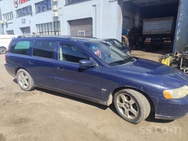Blue Volvo V70 2004 in Riga, with an engine capacity of 2.40 L and mileage of 311 thousand km for 1750 €, photo 3 on AUTOMOTO.COM.LV