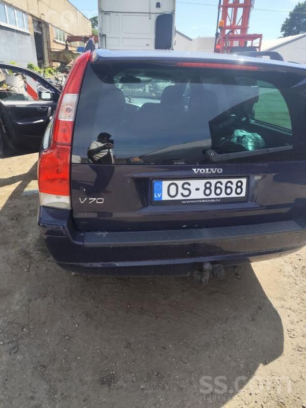 Blue Volvo V70 2004 in Riga, with an engine capacity of 2.40 L and mileage of 311 thousand km for 1750 €, photo 7 on AUTOMOTO.COM.LV