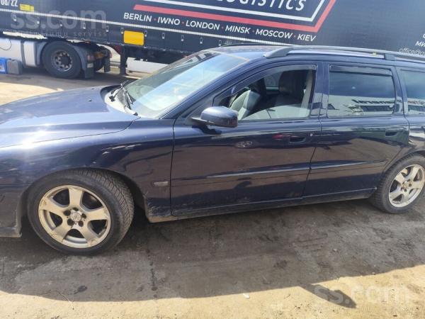 Blue Volvo V70 2004 in Riga, with an engine capacity of 2.40 L and mileage of 311 thousand km for 1750 €, photo 8 on AUTOMOTO.COM.LV