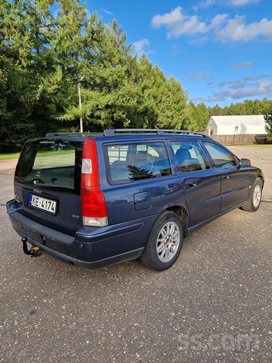 Zils Volvo V70 2004 Limbaži, ar dzinēja tilpumu 2.40 L un nobraukumu 417 tūkst. km par 1850 €, foto 8 vietnē AUTOMOTO.COM.LV