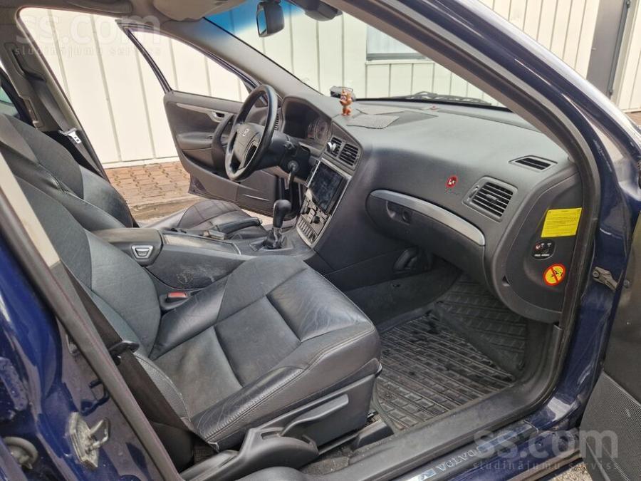 Zils Volvo V70 2004 Daugavpils, ar dzinēja tilpumu 2.40 L un nobraukumu 0 tūkst. km par 2650 €, foto 9 vietnē AUTOMOTO.COM.LV