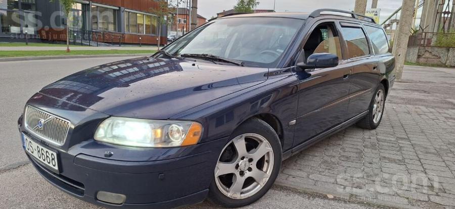 Blue Volvo V70 2004 in Daugavpils, with an engine capacity of 2.40 L and mileage of 317 thousand km for 1750 €, photo 1 on AUTOMOTO.COM.LV