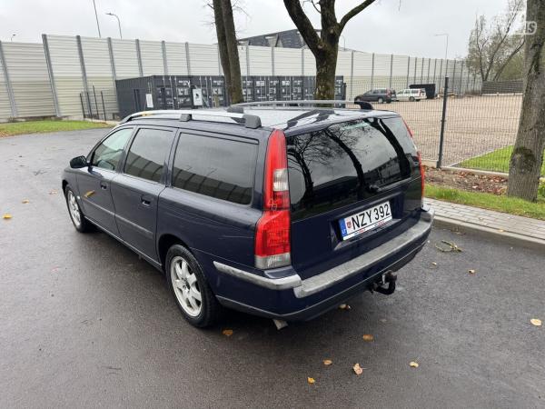 Blue Volvo V70 2004 in Kaunas, with an engine capacity of 2.40 L and mileage of 300 thousand km for 1450 €, photo 5 on AUTOMOTO.COM.LV