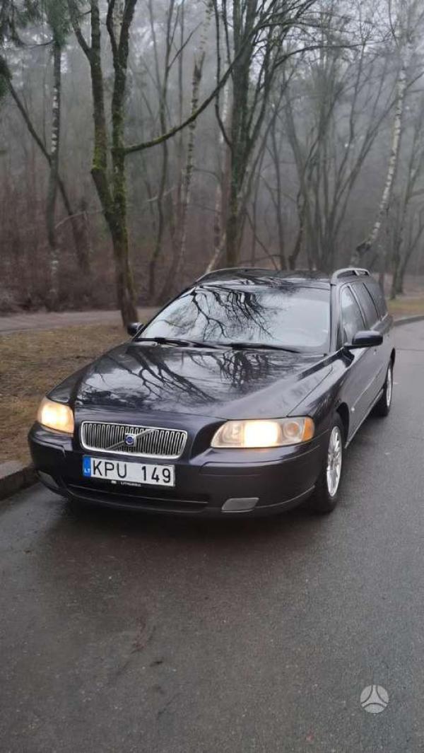 Blue Volvo V70 2005 in Vilnius, with an engine capacity of 2.40 L and mileage of 312 thousand km for 1150 €, photo 1 on AUTOMOTO.COM.LV