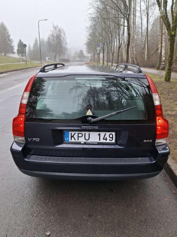 Blue Volvo V70 2005 in Vilnius, with an engine capacity of 2.40 L and mileage of 312 thousand km for 1150 €, photo 4 on AUTOMOTO.COM.LV