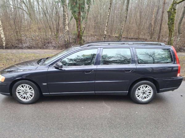 Blue Volvo V70 2005 in Vilnius, with an engine capacity of 2.40 L and mileage of 312 thousand km for 1150 €, photo 5 on AUTOMOTO.COM.LV