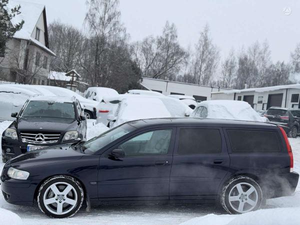 Blue Volvo V70 2005 in Utena, with an engine capacity of 2.52 L and mileage of 207 thousand km for 9990 €, photo 5 on AUTOMOTO.COM.LV