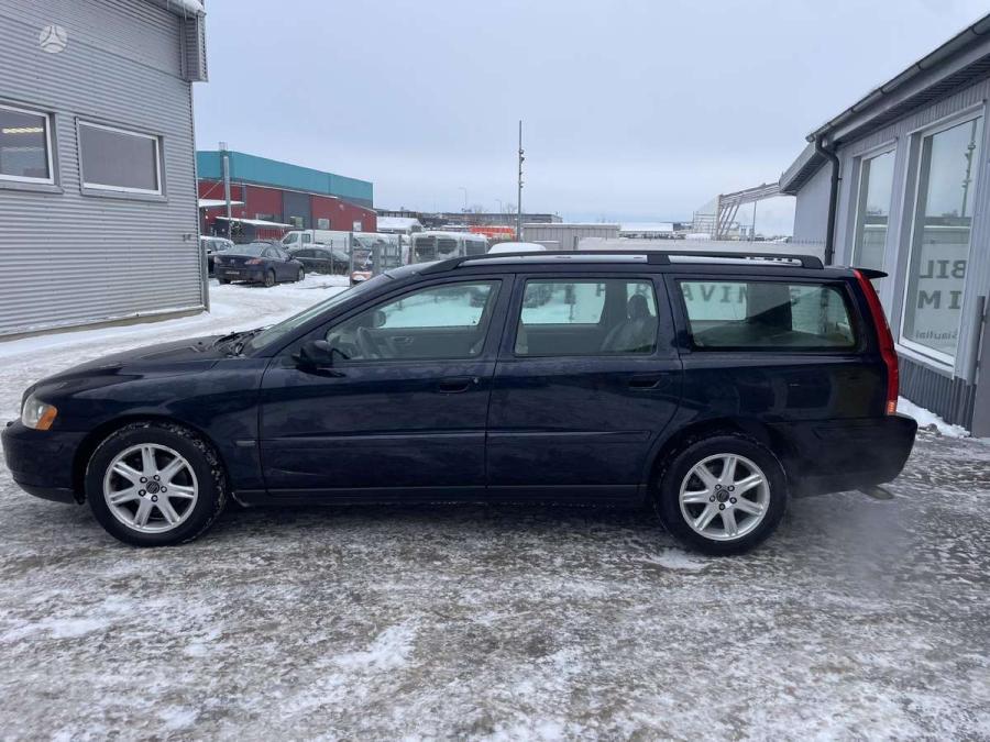 Blue Volvo V70 2005 in Siauliai, with an engine capacity of 2.40 L and mileage of 433 thousand km for 1550 €, photo 2 on AUTOMOTO.COM.LV