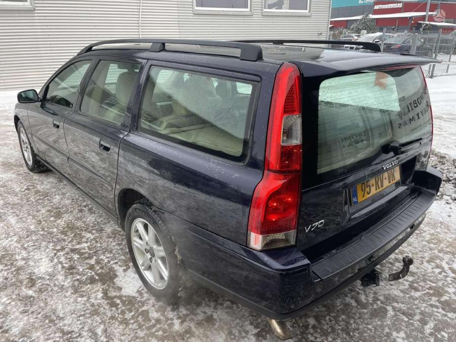 Blue Volvo V70 2005 in Siauliai, with an engine capacity of 2.40 L and mileage of 433 thousand km for 1550 €, photo 3 on AUTOMOTO.COM.LV