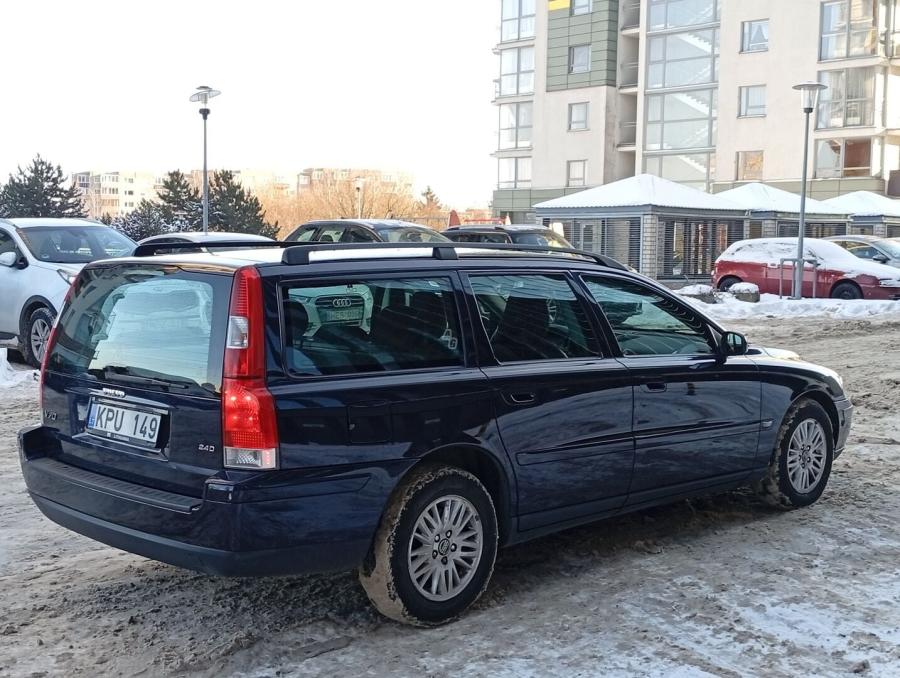 Blue Volvo V70 2005 in Vilnius, with an engine capacity of 2.40 L and mileage of 313 thousand km for 1500 €, photo 2 on AUTOMOTO.COM.LV