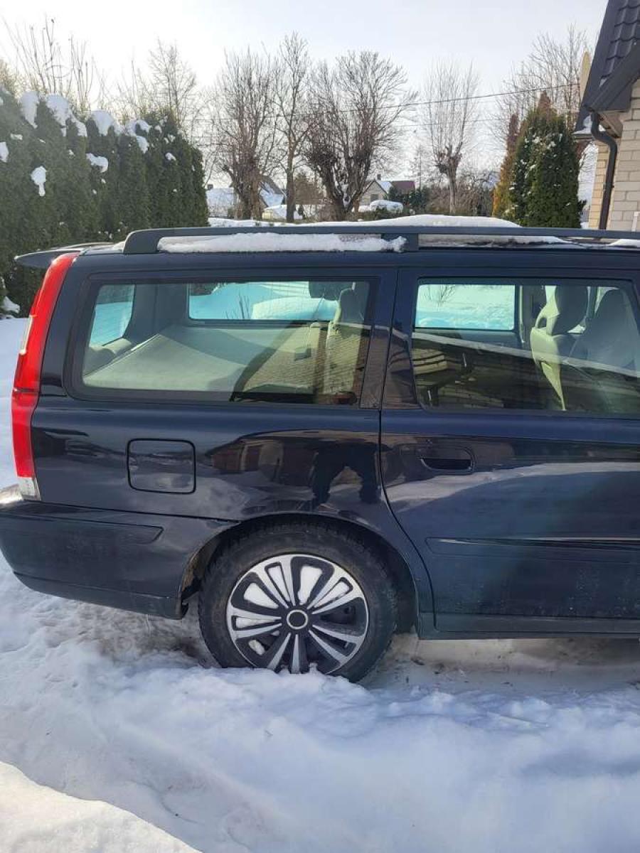 Blue Volvo V70 2005 in Mazeikiai, with an engine capacity of 2.40 L and mileage of 287 thousand km for 2200 €, photo 1 on AUTOMOTO.COM.LV