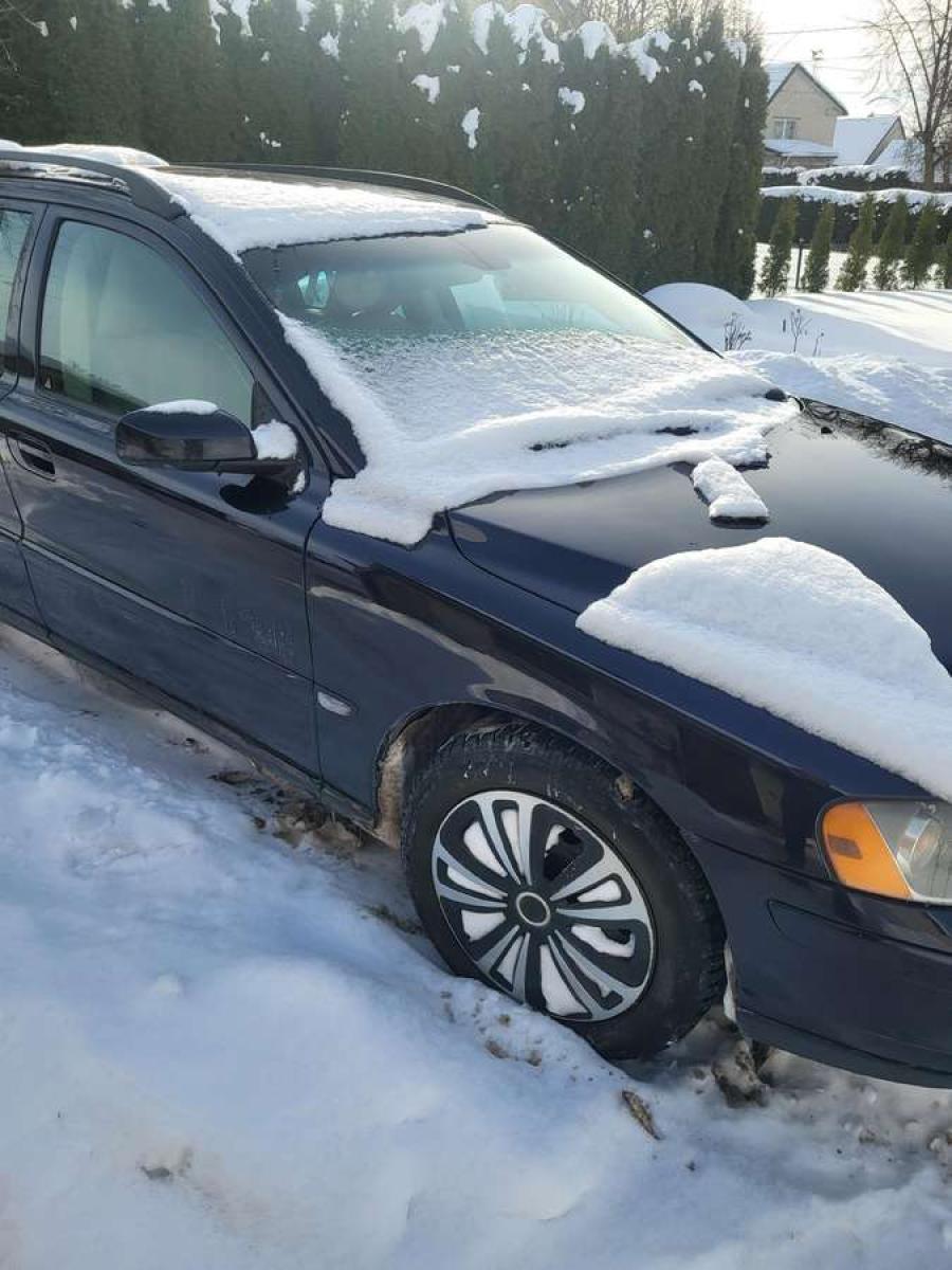 Blue Volvo V70 2005 in Mazeikiai, with an engine capacity of 2.40 L and mileage of 287 thousand km for 2200 €, photo 2 on AUTOMOTO.COM.LV