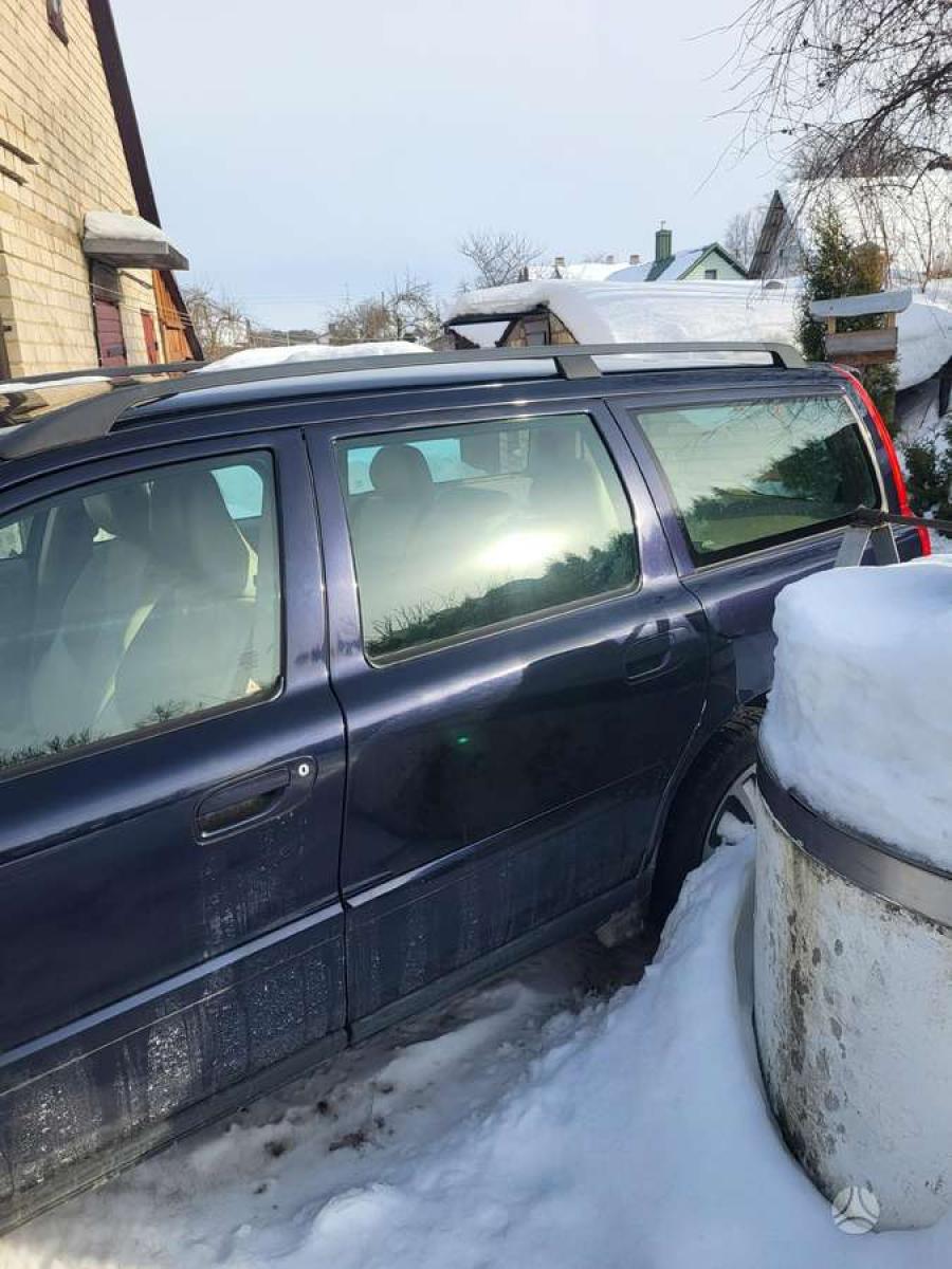 Blue Volvo V70 2005 in Mazeikiai, with an engine capacity of 2.40 L and mileage of 287 thousand km for 2200 €, photo 3 on AUTOMOTO.COM.LV