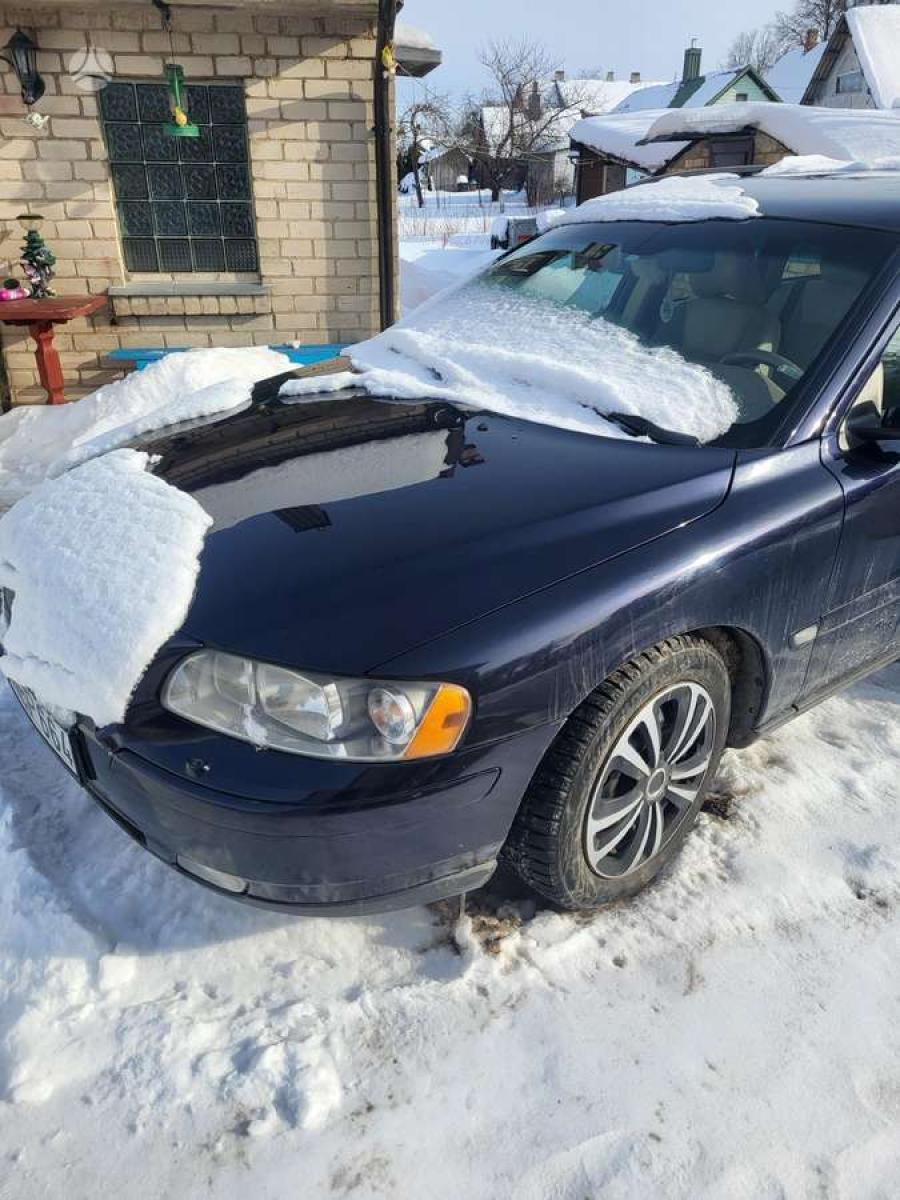 Blue Volvo V70 2005 in Mazeikiai, with an engine capacity of 2.40 L and mileage of 287 thousand km for 2200 €, photo 4 on AUTOMOTO.COM.LV