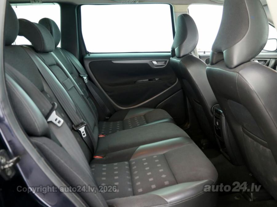 Zils Volvo V70 2005 Tallina, ar dzinēja tilpumu 2.40 L un nobraukumu 369 tūkst. km par 2199 €, foto 7 vietnē AUTOMOTO.COM.LV