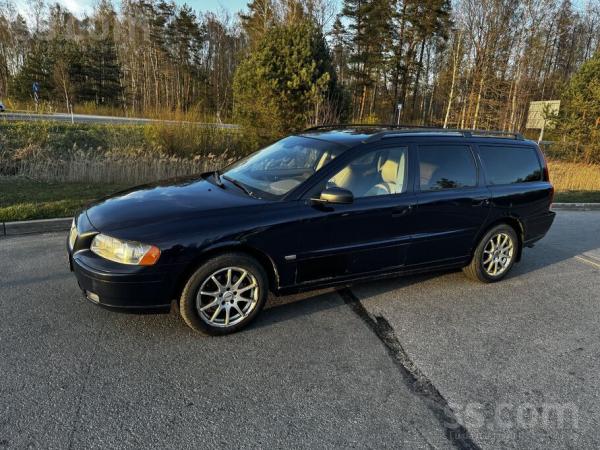 Blue Volvo V70 2005 in Jelgava, with an engine capacity of 2.40 L and mileage of 446 thousand km for 2000 €, photo 1 on AUTOMOTO.COM.LV
