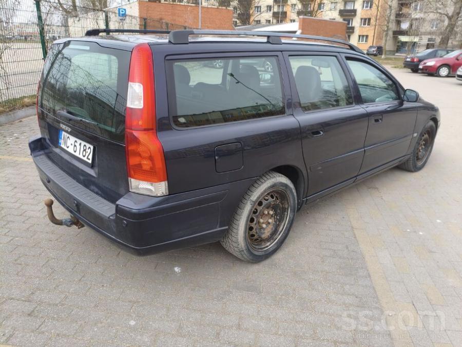 Zils Volvo V70 2005 Liepāja, ar dzinēja tilpumu 2.40 L un nobraukumu 327 tūkst. km par 1400 €, foto 4 vietnē AUTOMOTO.COM.LV