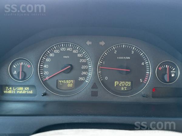 Blue Volvo V70 2005 in Jelgava, with an engine capacity of 2.40 L and mileage of 446 thousand km for 1500 €, photo 2 on AUTOMOTO.COM.LV