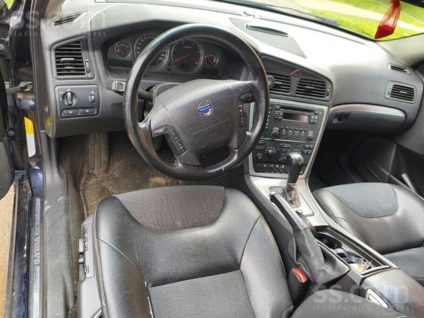 Zils Volvo V70 2005 Liepāja, ar dzinēja tilpumu 2.40 L un nobraukumu 333 tūkst. km par 1200 €, foto 7 vietnē AUTOMOTO.COM.LV