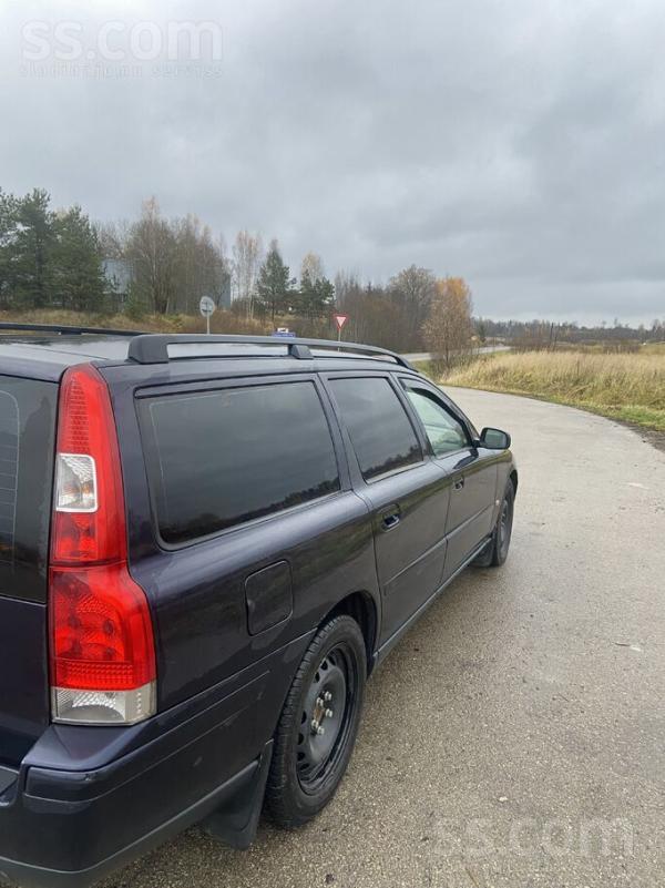 Blue Volvo V70 2005 in Kraslava, with an engine capacity of 2.40 L and mileage of 389 thousand km for 1800 €, photo 1 on AUTOMOTO.COM.LV