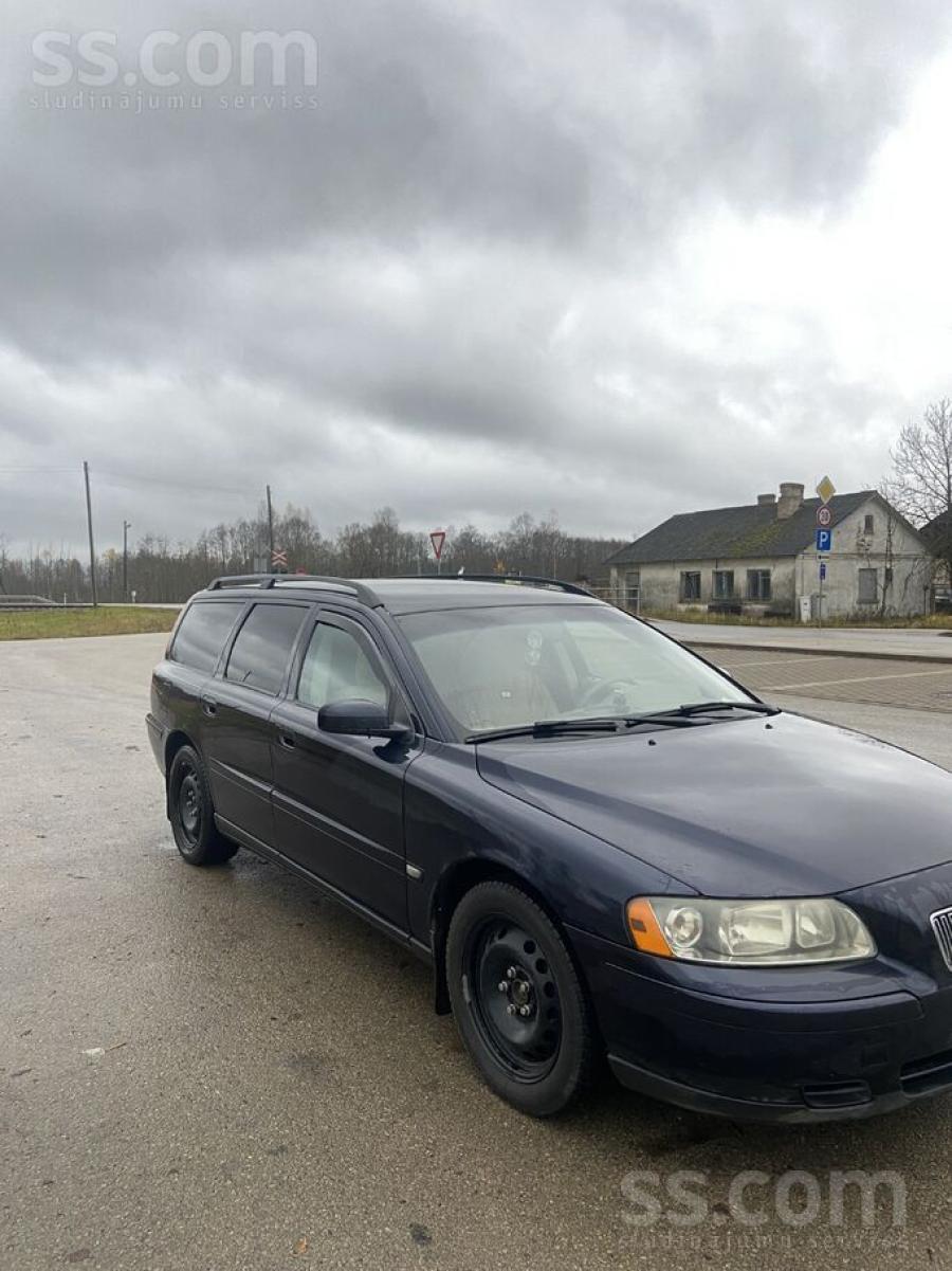 Blue Volvo V70 2005 in Kraslava, with an engine capacity of 2.40 L and mileage of 389 thousand km for 1800 €, photo 6 on AUTOMOTO.COM.LV