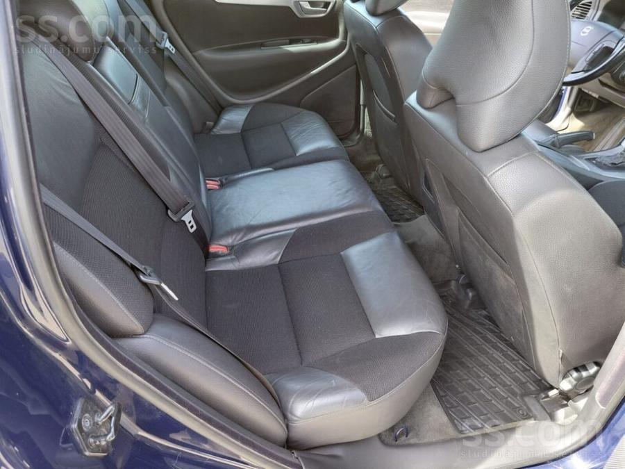 Blue Volvo V70 2005 in Talsi, with an engine capacity of 2.40 L and mileage of 455 thousand km for 3390 €, photo 9 on AUTOMOTO.COM.LV