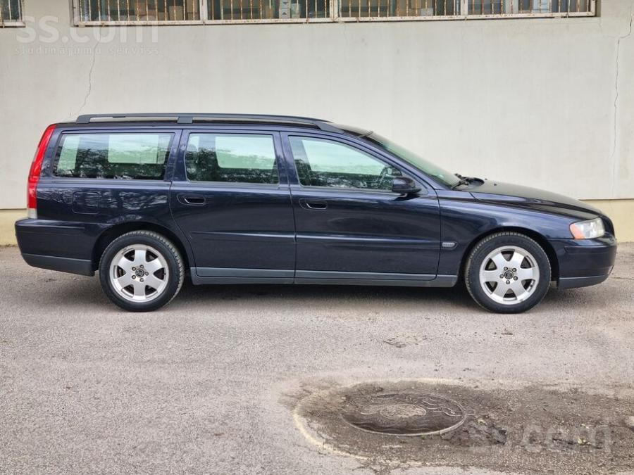 Blue Volvo V70 2005 in Ogre, with an engine capacity of 2.40 L and mileage of 0 thousand km for 3450 €, photo 5 on AUTOMOTO.COM.LV