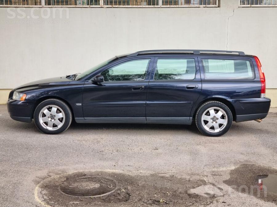 Blue Volvo V70 2005 in Ogre, with an engine capacity of 2.40 L and mileage of 0 thousand km for 3450 €, photo 6 on AUTOMOTO.COM.LV