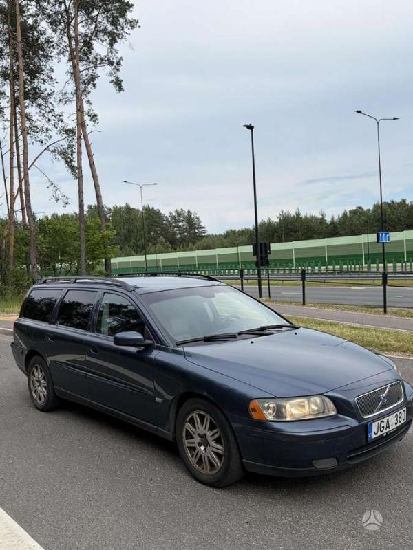 Blue Volvo V70 2005 in Vilnius, with an engine capacity of 2.40 L and mileage of 368 thousand km for 1200 €, photo 3 on AUTOMOTO.COM.LV