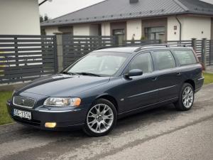 Zils Volvo V70 2005 Jelgava, ar dzinēja tilpumu 2.40 L un nobraukumu 555 tūkst. km par 2500 €, foto  vietnē AUTOMOTO.COM.LV
