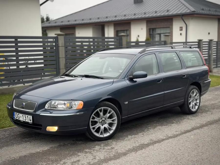 Zils Volvo V70 2005 Jelgava, ar dzinēja tilpumu 2.40 L un nobraukumu 555 tūkst. km par 2500 €, foto 1 vietnē AUTOMOTO.COM.LV