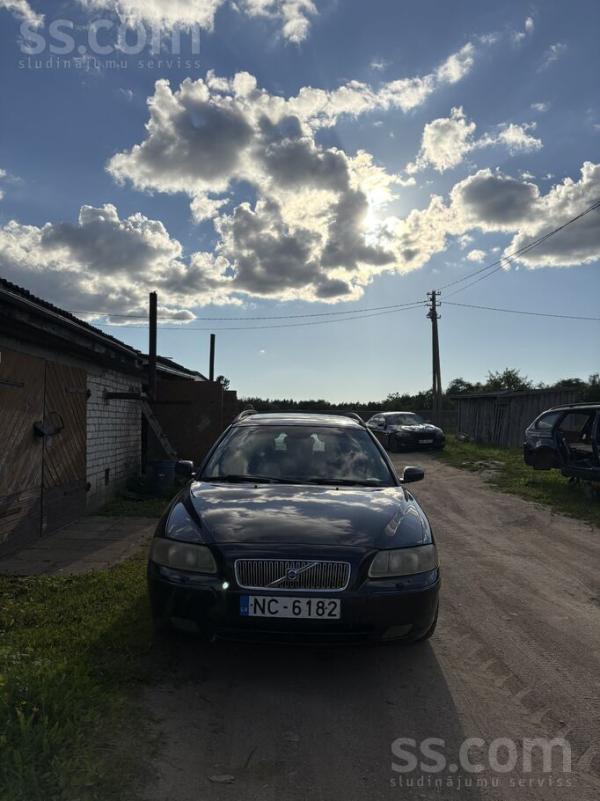 Синий Вольво В70 2005 в Салдус, объемом двигателя 2.40 л и пробегом 327 тыс. км за 2000 €, фото 1 на AUTOMOTO.COM.LV