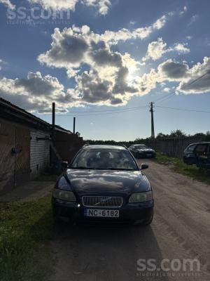 Zils Volvo V70 2005 Saldus, ar dzinēja tilpumu 2.40 L un nobraukumu 327 tūkst. km par 2000 €, foto  vietnē AUTOMOTO.COM.LV