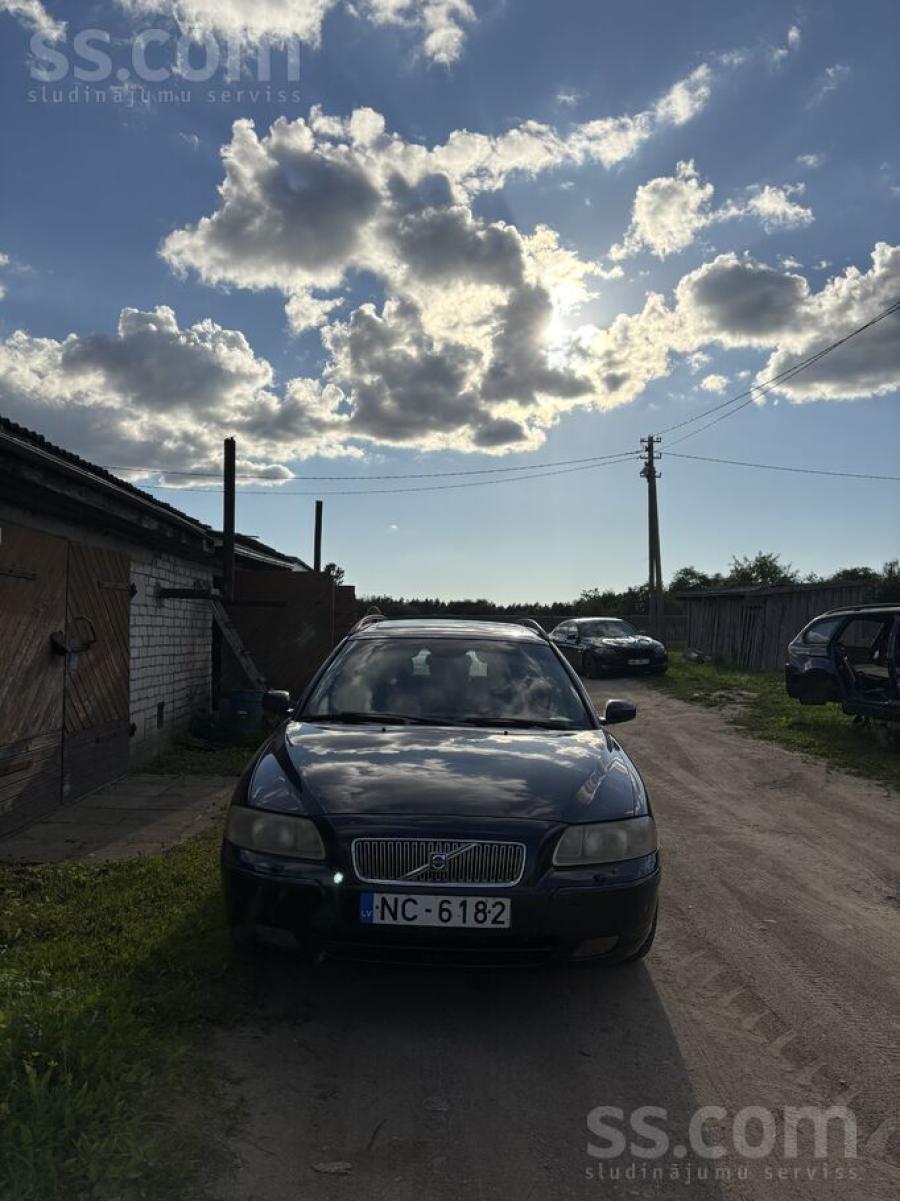 Синий Вольво В70 2005 в Салдус, объемом двигателя 2.40 л и пробегом 327 тыс. км за 2000 €, фото 1 на AUTOMOTO.COM.LV