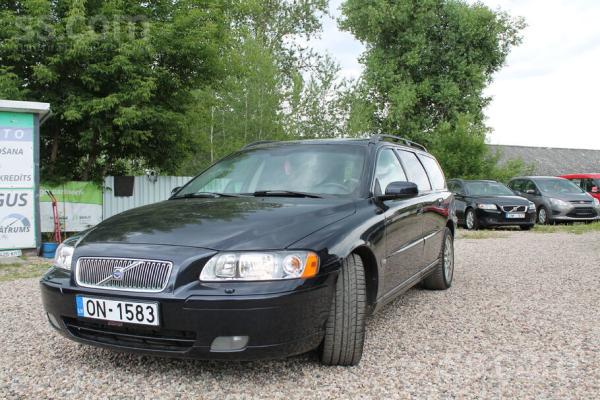 Blue Volvo V70 2005 in Daugavpils, with an engine capacity of 2.40 L and mileage of 369 thousand km for 2990 €, photo 2 on AUTOMOTO.COM.LV