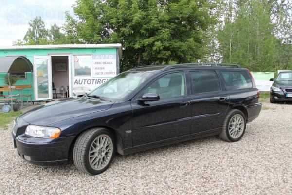 Blue Volvo V70 2005 in Daugavpils, with an engine capacity of 2.40 L and mileage of 369 thousand km for 2990 €, photo 3 on AUTOMOTO.COM.LV