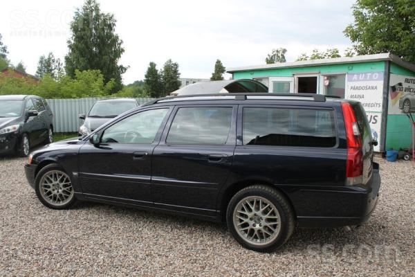 Blue Volvo V70 2005 in Daugavpils, with an engine capacity of 2.40 L and mileage of 369 thousand km for 2990 €, photo 4 on AUTOMOTO.COM.LV