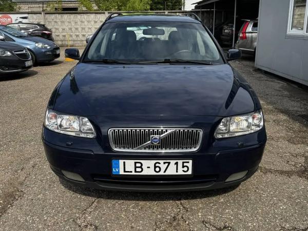 Zils Volvo V70 2005 Daugavpils, ar dzinēja tilpumu 2.40 L un nobraukumu 370 tūkst. km par 2000 €, foto 2 vietnē AUTOMOTO.COM.LV