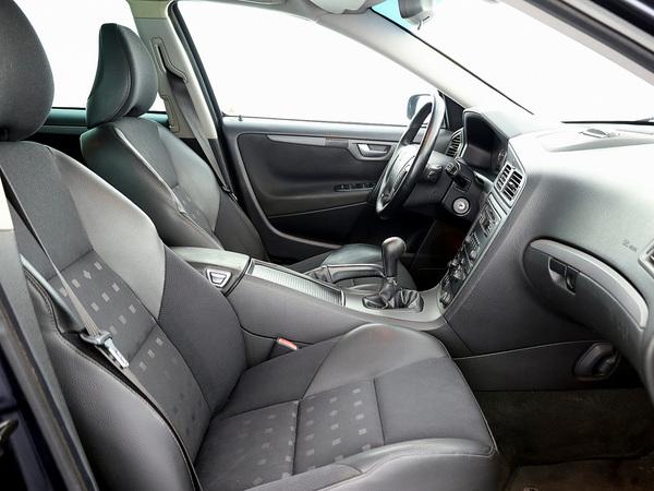 Blue Volvo V70 2005 in Tallinn, with an engine capacity of 2.40 L and mileage of 369 thousand km for 1799 €, photo 6 on AUTOMOTO.COM.LV