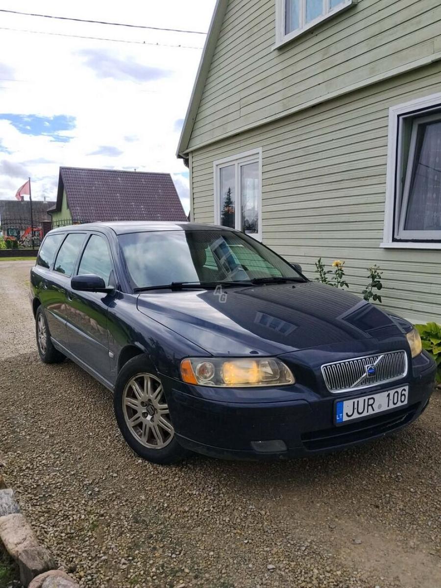 Blue Volvo V70 2005 in Pakruojis, with an engine capacity of 2.40 L and mileage of 389 thousand km for 1050 €, photo 1 on AUTOMOTO.COM.LV