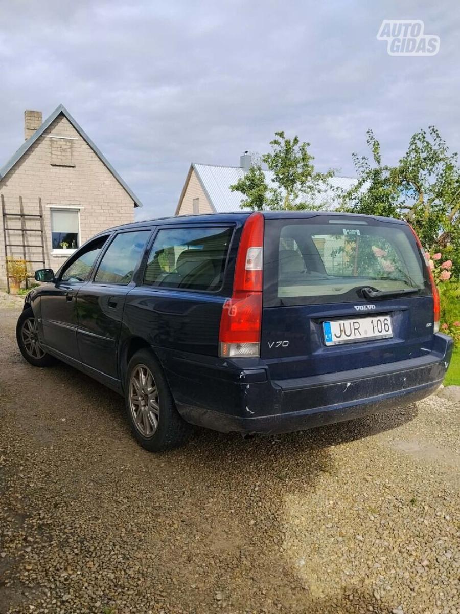 Blue Volvo V70 2005 in Pakruojis, with an engine capacity of 2.40 L and mileage of 389 thousand km for 1050 €, photo 4 on AUTOMOTO.COM.LV
