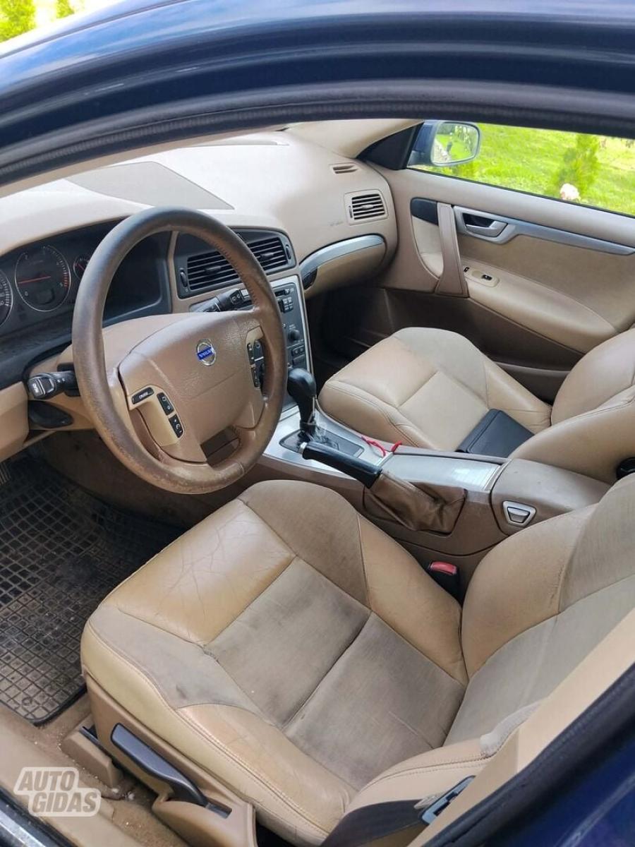 Blue Volvo V70 2005 in Pakruojis, with an engine capacity of 2.40 L and mileage of 389 thousand km for 1050 €, photo 6 on AUTOMOTO.COM.LV