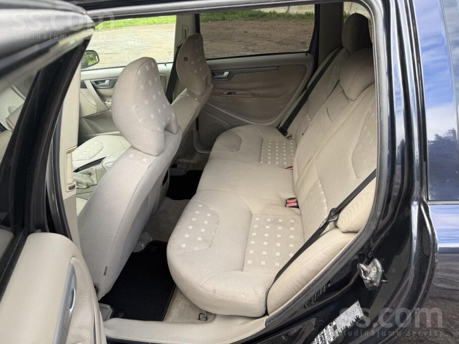 Zils Volvo V70 2005 Krāslava, ar dzinēja tilpumu 2.40 L un nobraukumu 401 tūkst. km par 1700 €, foto 17 vietnē AUTOMOTO.COM.LV