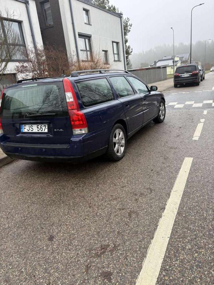 Zils Volvo V70 2006 Viļņa, ar dzinēja tilpumu 2.40 L un nobraukumu 450 tūkst. km par 888 €, foto 3 vietnē AUTOMOTO.COM.LV